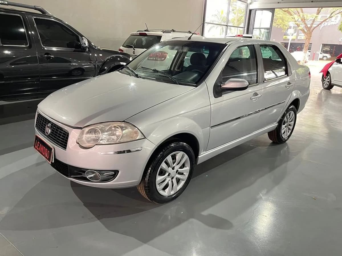 Fiat Siena HLX 1.8 MPI (2004-2010): Um sedan confiável e espaçoso!